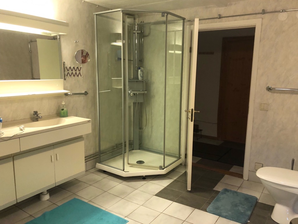 Två rum med delat stort badrum och litet kök uthyres till två studenter ...